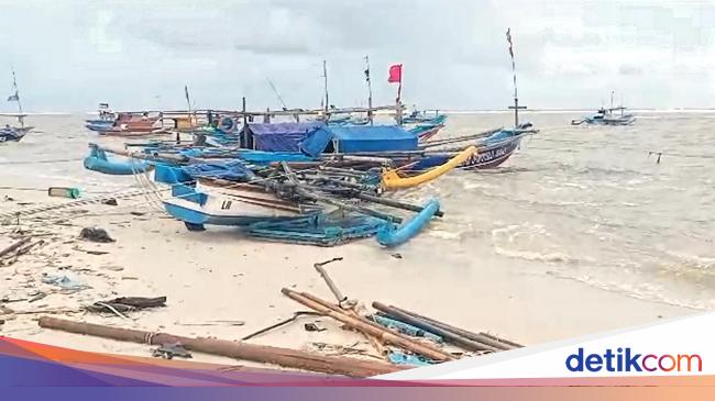 Puluhan Perahu Nelayan Rusak Akibat Cuaca Ekstrem di Ujunggenteng