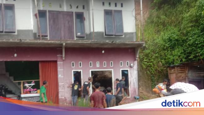 Momen Menegangkan Evakuasi Ibu-Balita Tewas Akibat Longsor di Cianjur