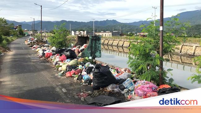 Jorok! Sampah Menumpuk di Jalan Raya Palopo hingga Keluarkan Bau Busuk