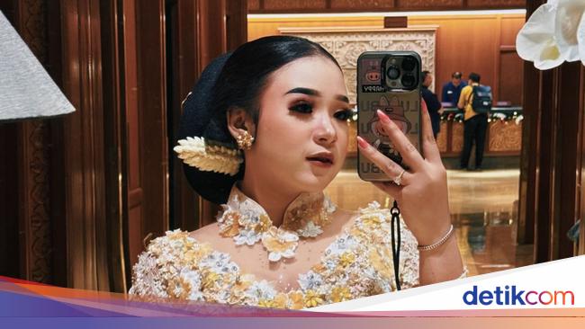 8 Foto Niken Salindry, Penyanyi Sinden Viral Borong Dagangan Penjual Es Teh