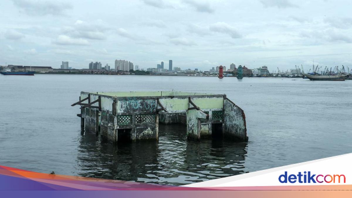 Penampakan Puing Masjid Wal Aduna yang Ditenggelamkan Air Laut