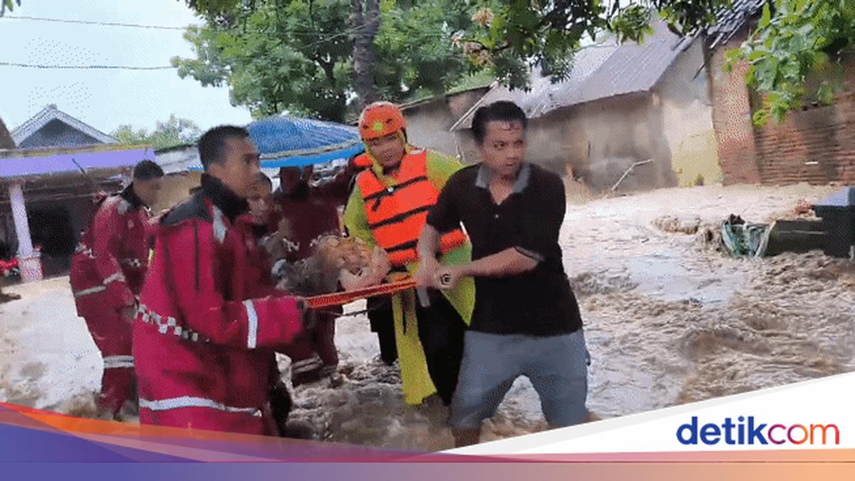 AKP Dadi Susuri Gang Sempit Selamatkan Ibu-Bayi dari Banjir Bandang ...