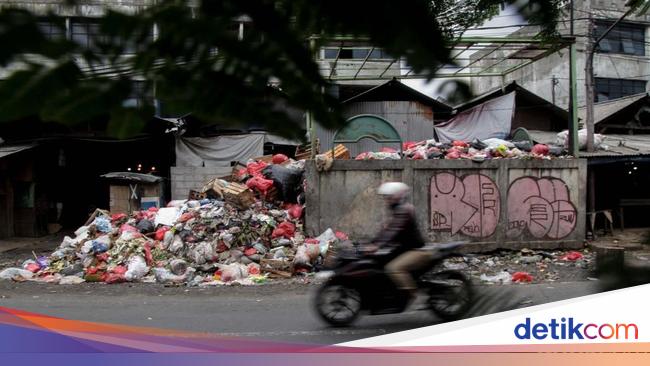 Tumpukan Sampah di Pasar Cimanggis Tangsel Picu Bau Tak Sedap
