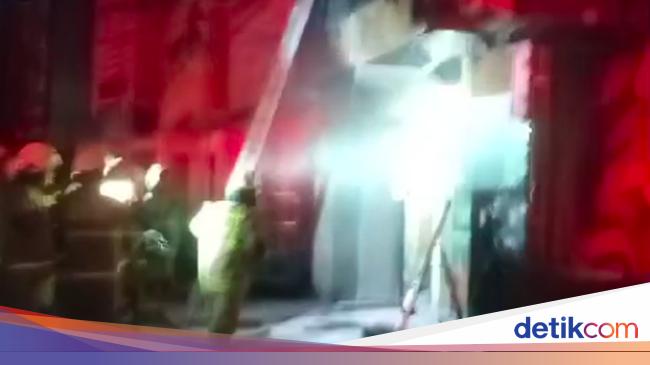 Kafe di Kemang Kebakaran, 16 Mobil Damkar Dikerahkan Padamkan Api