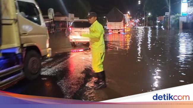 Lalin Merayap di Jalur Arteri Saradan Madiun gegara Banjir