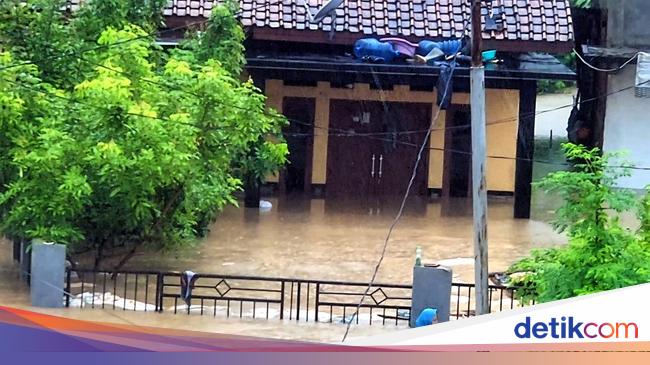 Aksi Emak-emak Sukabumi Terjang Banjir Bandang demi Selamatkan Seragam Anak Aksi Emak-emak Sukabumi Terjang Banjir Bandang demi Selamatkan Seragam Anak