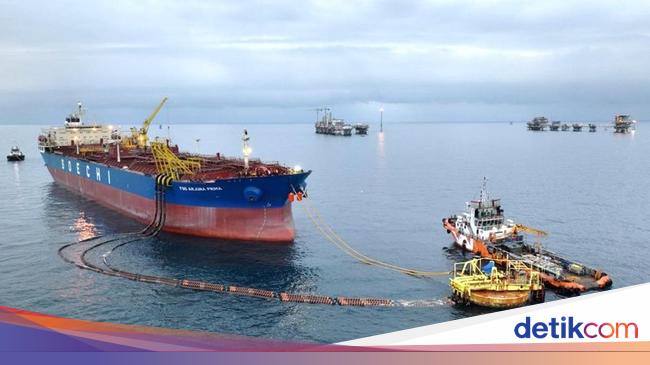 Der in China gebaute Tanker Arjuna Prima von Pertamina nimmt den ...