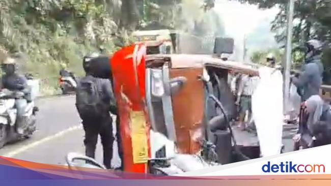 Angkot Terguling di Cadas Pangeran Sumedang, Sopir-Penumpang Terluka