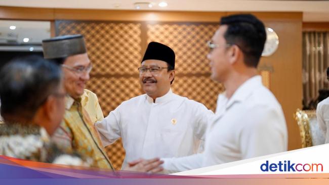 Menteri Sosial Mediasi Kisruh Donasi Antara Densu dengan Farhat Abbas Menteri Sosial Mediasi Kisruh Donasi Antara Densu dengan Farhat Abbas