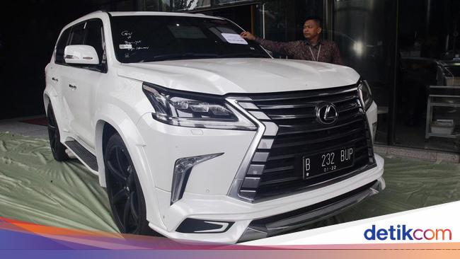 Penampakan Mobil Mewah-Moge Bekas Koruptor yang Dilelang KPK