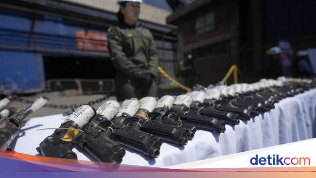 Polisi Kolombia Leburkan 23 Ribu Senjata Sitaan Jadi Bahan Konstruksi