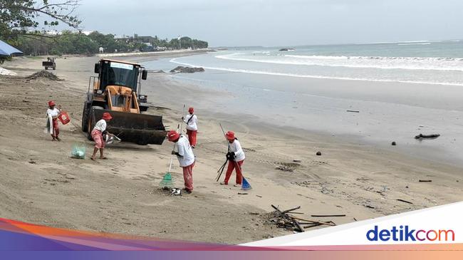 Pantai Kuta-Seminyak Dipenuhi 20 Ton Sampah Kiriman Tiap Hari