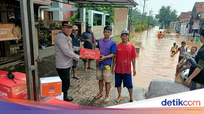 Polisi Salurkan Bantuan untuk Korban Banjir Kota Pasuruan
