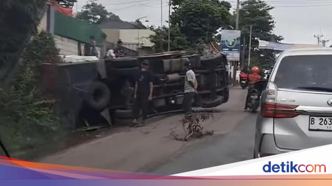 Dua Truk Adu Banteng hingga Terperosok ke Parit di Cileungsi Bogor