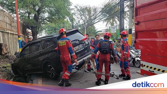 Mobil Terperosok ke Parit, Lalin Jalan Tipar Cakung Jakut Sempat Macet