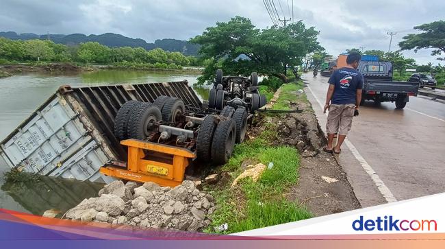 Truk Kontainer Muat 25 Ton Beras Terbalik di Jalan Poros Maros-Pangkep
