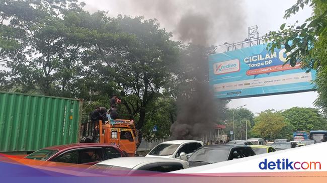 Demo Mahasiswa di Jalan Sultan Alauddin Makassar, Lalu Lintas Macet 2 Km