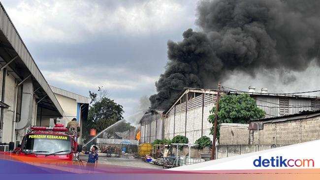 Pabrik di Cikupa Tangerang Kebakaran, Asap Hitam Pekat Membubung