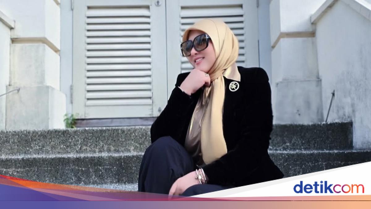 7 Gaya Syahrini Pose Bareng Tas Rp 2 M, Santai Letakkan di Lantai