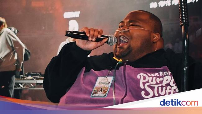 Dave Blunts Bikin Heboh, Manggung dengan Oksigen dan Kursi Roda