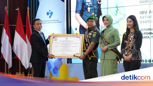 BKKBN Kukuhkan Pangdam Cenderawasih Jadi Duta Orang Tua Hebat Nasional BKKBN Kukuhkan Pangdam Cenderawasih Jadi Duta Orang Tua Hebat Nasional