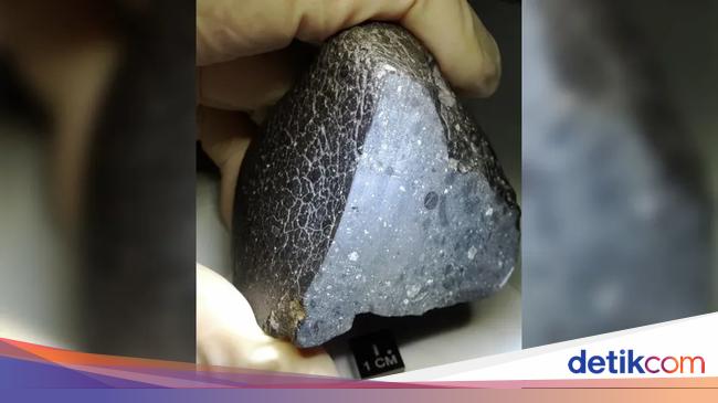 Batu 'Black Beauty' Ungkap Masa Lalu Planet Mars