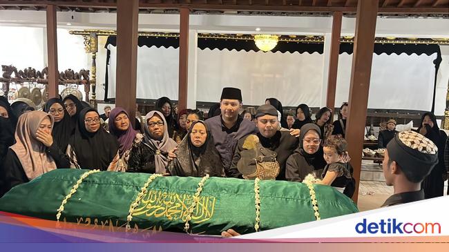 Yati Pesek hingga Ahmad Luthfi Melayat ke Rumah Duka Warseno Slenk