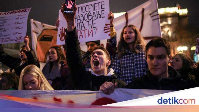 Mahasiswa Serbia Geruduk Kantor Presiden Tuntut Keadilan Mahasiswa Serbia Geruduk Kantor Presiden Tuntut Keadilan