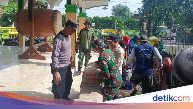 Polisi-TNI Kerja Bakti di Desa Gempol Klutuk Usai Diterjang Banjir