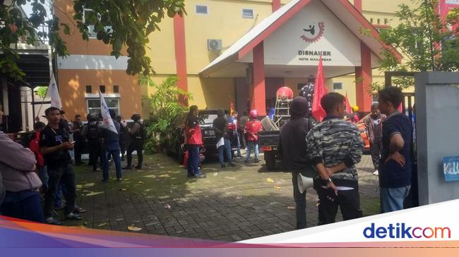 Rapat UMK Makassar 2025 Diskors, Massa Demo Masih Bertahan di Disnaker