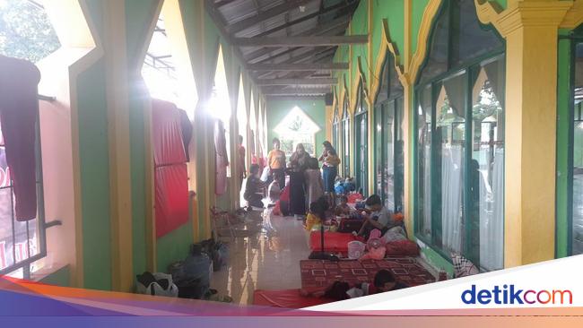 Banjir di Manggala Makassar Mulai Surut, Warga Masih Bertahan di ... Banjir di Manggala Makassar Mulai Surut, Warga Masih Bertahan di ...