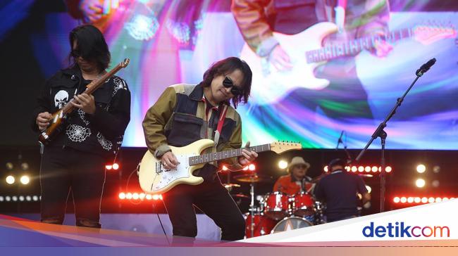 Aksi Panggung J-Rocks Hibur Penonton HUT Ke-23 Transmedia