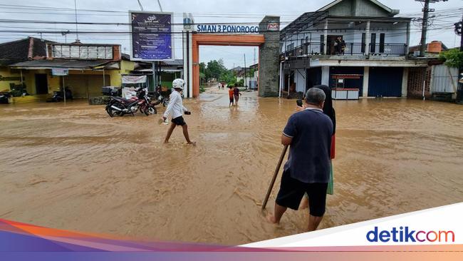 Ponorogo Tergenang Banjir Usai Hujan Lebat Picu Tanggul Jebol Ponorogo Tergenang Banjir Usai Hujan Lebat Picu Tanggul Jebol