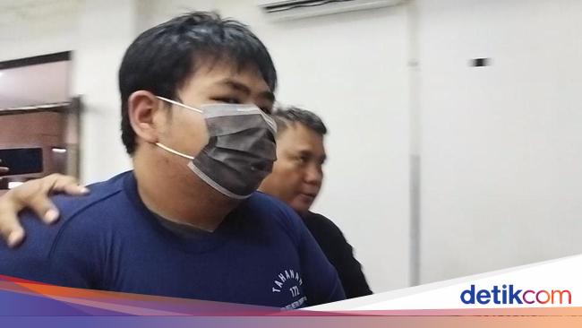 Potret Anak Bos Toko Roti Kini Berbaju Tahanan, Tangan Diborgol