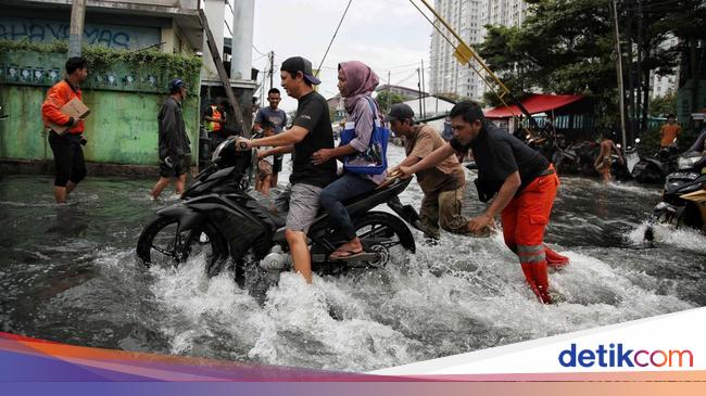 Momen Warga Bantu Pengendara Motor Mogok di Banjir Rob Jakut