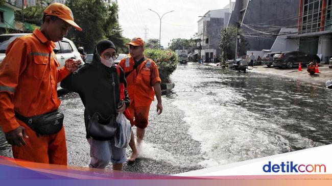Potret Kawasan Penjaringan Masih Terendam Banjir Rob