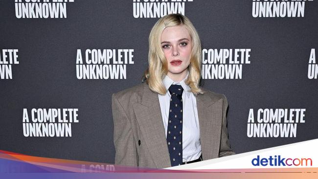 7 Gaya Androgini Elle Fanning, Pakai Setelan Pria Tapi Tetap Feminin