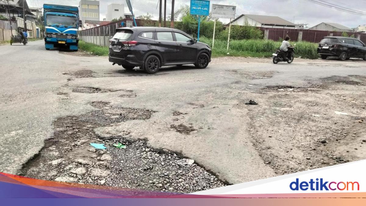 Hati-hati, Ada Jalan Rusak di Simpang Tiga Aluminium Raya