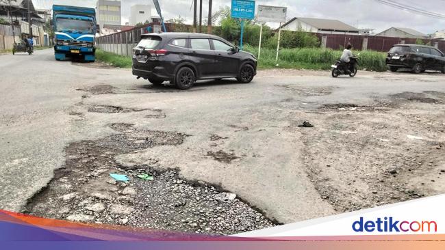 Hati-hati, Ada Jalan Rusak di Simpang Tiga Aluminium Raya