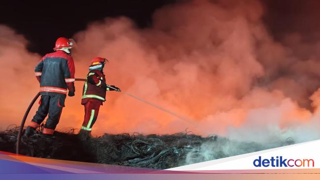 Sulitnya Padamkan Api di Gudang Ban Bekas Cianjur Sulitnya Padamkan Api di Gudang Ban Bekas Cianjur