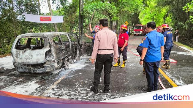 Mobil Angkut Tiga Penumpang Terbakar di Jalur Amlapura-Singaraja