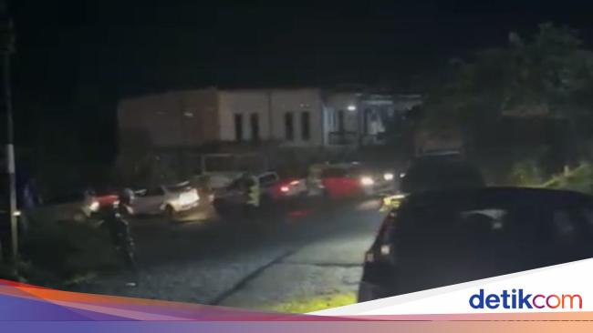 Jalan Poros Maros-Bone Macet 2 Km Malam Ini, Ada Truk Mogok di Kappang