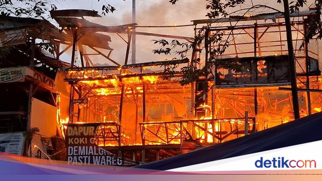 Dahsyatnya Kebakaran Rumah Makan Saat Padat Pengunjung di Subang