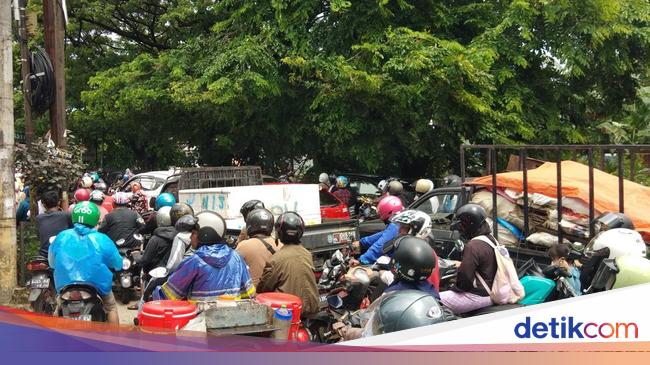 Jalan Perintis Kemerdekaan-Jalan Urip Sumoharjo Makassar Macet 2,7 Km