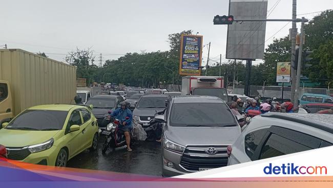 Jalan Perintis Makassar Sudah 8 Jam Macet, Pengemudi Diimbau Cari Jalur Lain