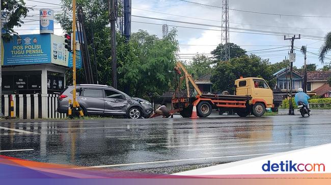 Truk Gasak 2 Mobil-1 Motor di Bangjo Tugu Pensil Kulon Progo