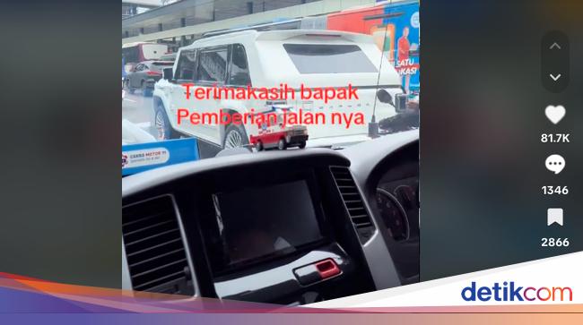 Saat Mobil RI 1 Minggir dan Beri Jalan Ambulans yang Lewat