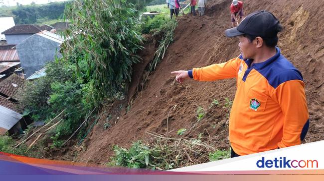 Tebing Setinggi 20 Meter Longsor Timpa Rumah di Temanggung