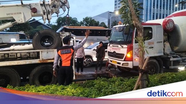 Truk Molen Mogok di Gatot Subroto Sudah Dievakuasi, Lalin Kembali Normal