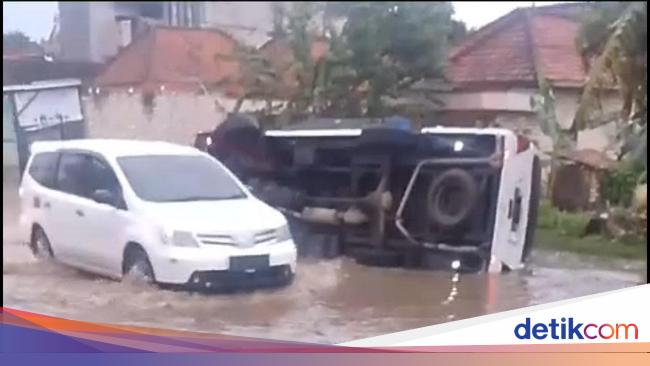 Viral Elf Muat Rokok Ilegal Terguling Saat Terobos Banjir di Sampang